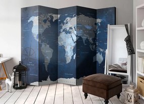 Pokojová zástěna Modrý svět - modrá světová mapa na dřevěné textuře pozadí