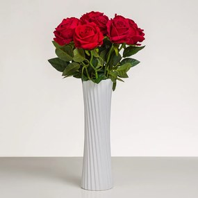 Dokonalá sametová růže LILI červená. Cena je uvedena za 1 kus.