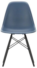 Eames Plastic Chair DSW černě lakovaný javor mořská modrá černé na koberec Vitra