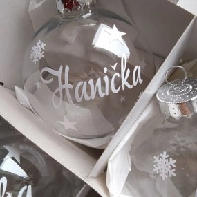 PLASTOVÁ vánoční baňka se jménem 8 cm - bílé písmo
