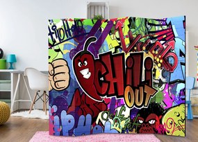Pokojová zástěna Chill out - barevné graffiti s anglickými texty a paprikou chili