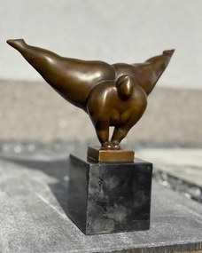 Moderní bronzová socha - Vyrovnávací Žena