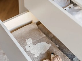 Dětská komoda se třemi šuplíky a otevřeným regálem BASIC kašmírová