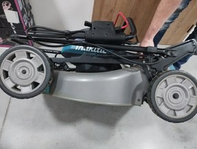 Makita LM002GZ-V aku sekačka s pojezdem 530mm Li-ion XGT 40V bez aku Z VRÁCENO ZÁKAZNÍKEM POUŽITO POŠKOZENÁ KRABICE