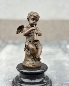 Bronzová socha - Putto s flétnou - andělská soška dítěte