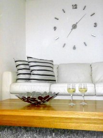 Černé nalepovací moderní nástěnné hodiny JVD HW53.4
