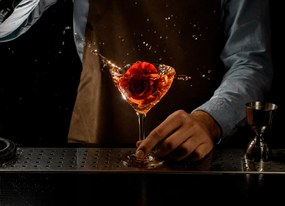Malvis ® Tapeta Close-up barman s drinkem Vel. (šířka x výška): 432 x 290 cm