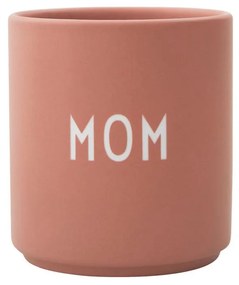 Růžový porcelánový hrnek Design Letters Favourite Mom