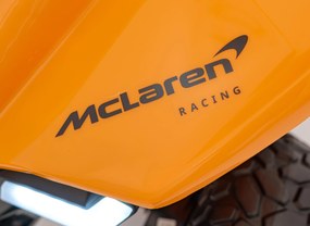 Ramiz Elektrická čtyřkolka McLaren Racing MCL 35 pro děti oranžová + dálkové ovládání + plynulý start + EVA kola + audio LED