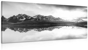 Obraz oslnivý západ slunce nad horským jezerem v černobílém provedení