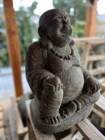 Šťastný Budha sedící, tesaný
