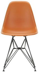 Eames Plastic Chair DSR černě lakovaná rezavá bílé na koberec Vitra