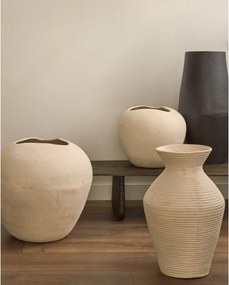 Krémová vysoká váza z papírmaše (výška 51 cm) Pria – Kave Home