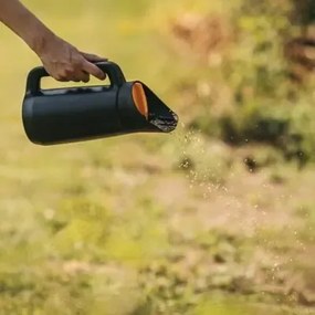 Fiskars Solid 1057076 Ruční sypač soli  písku  hnojiv / 2.3 l