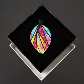 AMADEA Dřevěná brož barevná ve tvaru listu, 6x3,5 cm, český výrobek