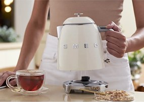 Krémová rychlovarná konvice z nerezové oceli 800 ml Retro Style – SMEG