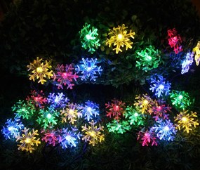 Vnitřní LED vánoční řetěz se sněhovými vločkami - různobarevná, blikající, 12m, 100 LED