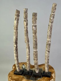 Dekorativní rituální totem z Timoru – ručně vyřezávaný dřevěný sloupek