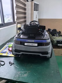 AIYAPLAY policejní elektrické auto 12V s dálkovým ovladačem, světlem a sirénou, šedé
