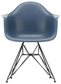 Eames Plastic Armchair DAR černě lakovaná mořská modrá bílé na koberec Vitra