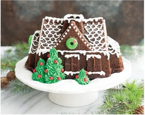 Forma na bábovku ve stříbrné barvě Nordic Ware Gingerbread House, 2,1 l