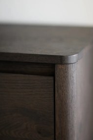 Komoda v dekoru dubu v tmavě přírodní barvě 180x70x40 cm Melstone – Rowico