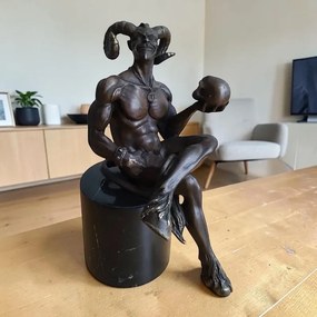 Socha satyra držícího kostru – bronzová socha inspirovaná řeckou mytologií