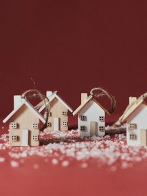 Sinsay - Sada vánočních závěsných dekorací ve tvaru domečků 4 pack - béžová