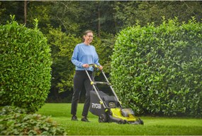 Ryobi RY18LMX40C-150 18V ONE+ Bezuhlíková sekačka na trávu záběr 40cm 5,0Ah