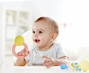 Hape ECO BABY - Chrastítko prstýnek / od 0 měsíců
