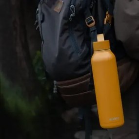 Quokka Nerezová termoláhev s poutkem Solid hořčicová 510 ml