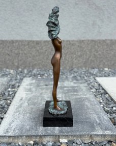 Bronzová socha -  Žena svlékající šaty