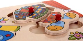 WOODY DŘEVO Oblékání na desce puzzle Sebastian dřevěná vkládačka 90320
