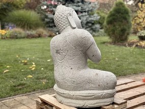 Buddha v odpočinku – ručně tesaná kamenná socha klidu a meditace