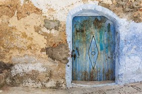 DIMEX | Samolepicí vliesová fototapeta na zeď Zeď s modrými dveřmi MA-5-0787 | 375 x 250 cm | modrá, bílá, hnědá