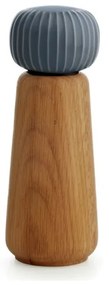 Mlýnek z dubového dřeva na koření s šedomodrým detailem z porcelánu Kähler Design Hammershoi, výška 17,5 cm