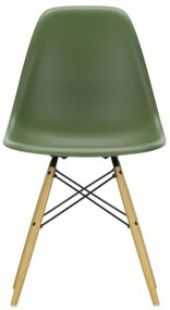 Eames Plastic Chair DSW javor lesní zelená černé na koberec Vitra
