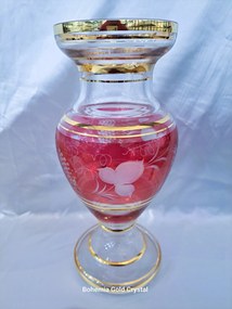 Váza se zlatem, červenou barvou a rytinou květin, 31,5 cm