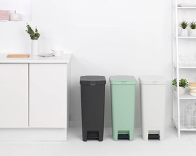 Brabantia STEPUP Pedálový odpadkový koš 40 l - šedá