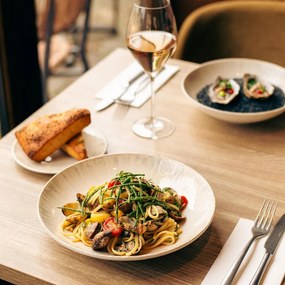 Světle šedý hluboký porcelánový talíř ø 25,5 cm Nuance – BonBistro