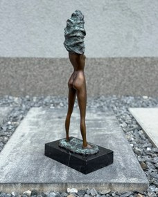Bronzová socha -  Žena svlékající šaty