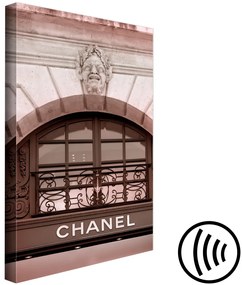 Obraz Socha ve světle Chanel (1-dílný) - glamour a elegancie s nápisem