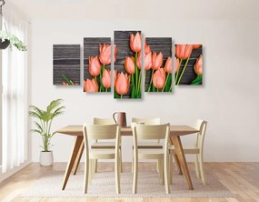 5-dílný obraz okouzlující oranžové tulipány na dřevěném podkladu - 200x100 cm