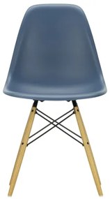 Eames Plastic Chair DSW javor mořská modrá černé na koberec Vitra