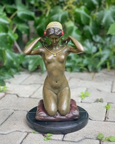 Vídeňský bronz socha soška Nahá žena s náhrdelníkem
