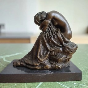 Spící žena – bronzová socha na mramorovém podstavci – elegantní dekorace do interiéru