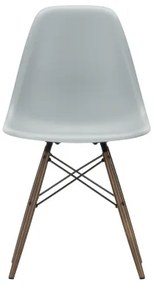Eames Plastic Chair DSW tmavě lakovaný javor šedá bílé na koberec Vitra