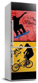 Wallmuralia Tapeta lednička do kuchyně Kolo a skateboard 60x180 cm