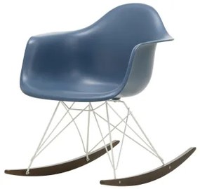 Eames Plastic Armchair RAR bíle lakovaná mořská modrá tmavý javor Vitra