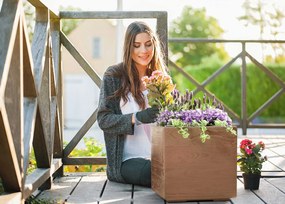 PLASTOVÝ KVĚTINÁČ NA KOLEČKÁCH BETONIQUE ECO 60X40X40 CM DŘEVĚNÝ DEKOR HNĚDÁ